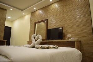 Estúdio | Roupas de cama premium, escrivaninha, espaço de trabalho para notebook