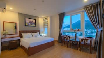 Quarto Duplo Deluxe, 1 cama queen-size, vista para a montanha | Minibar, cofre no quarto, secretária, cortinas/cortinados opacos