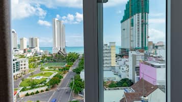 Frigobar, cofres nos quartos, escrivaninha, cortinas blackout