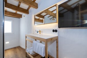 Quarto casal, terraço, vista para a cidade | Banheiro | Chuveiro, chuveiro com efeito de chuva, produtos de toalete grátis 