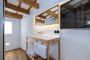 Quarto Duplo, terraço, Vista para a cidade | Casa de banho | Um polibã, um chuveiro fixo, artigos de higiene pessoal grátis