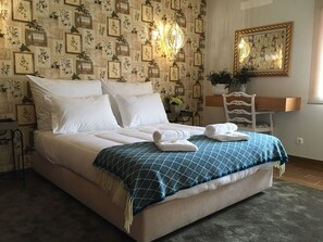 Quarto Duplo, casa de banho partilhada (Olive) | Secretária, cortinas/cortinados opacos