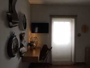 Quarto casal, banheiro compartilhado (Time) | Escrivaninha, cortinas blackout, berços grátis, Wi-Fi de cortesia