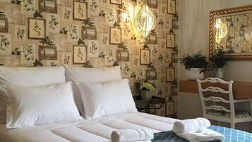 Quarto Duplo, casa de banho partilhada (Olive) | Secretária, cortinas/cortinados opacos