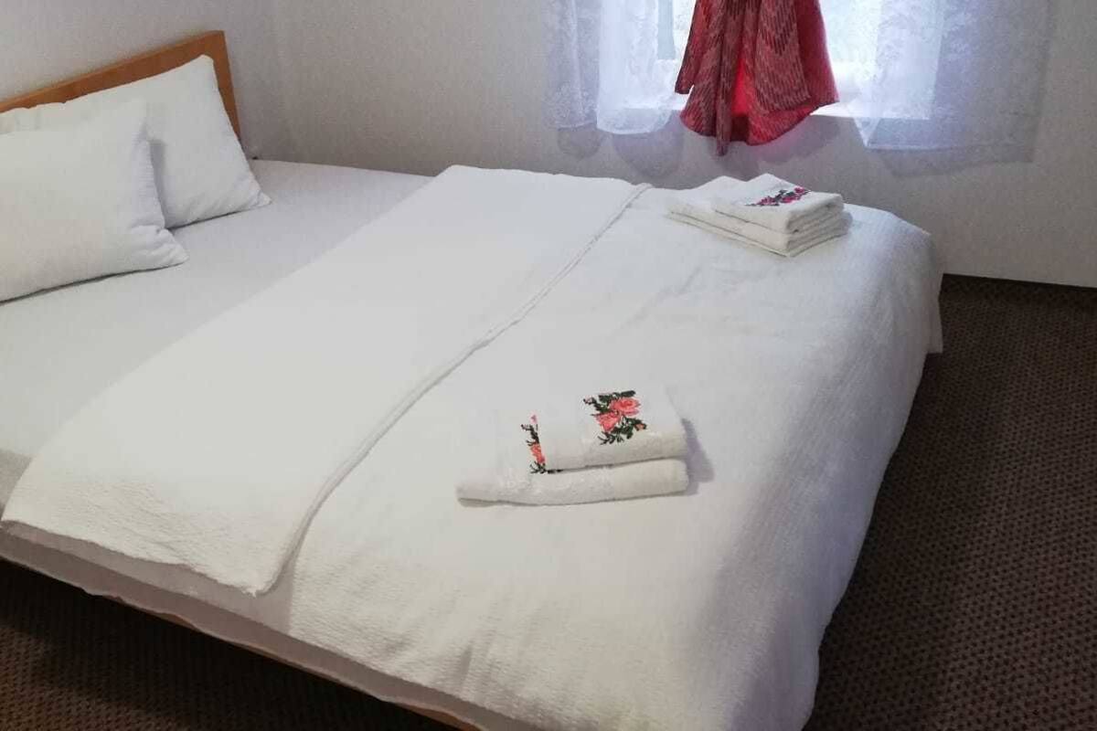 Quarto Clássico com Cama de Casal, varanda | Camas desdobráveis, Wi-fi grátis, com decoração personalizada 