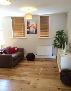 Apartamento, 1 quarto | Sala de estar | TV de ecrã plano 