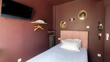 Chambre simple avec toilette sur le palier | Com decoração personalizada, com mobília individualizada, secretária