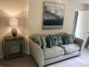 Apartamento, 2 quartos | Sala | TV de ecrã plano 