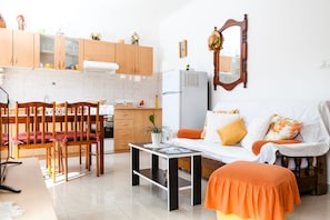 Apartamento, 1 quarto, terraço | Área de estar | TV de plasma