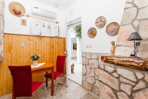 Apartamento, 1 quarto, vista para o jardim | Opções para refeição no quarto