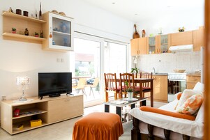 Apartamento, 1 quarto, terraço | Sala de estar | TV plasma 