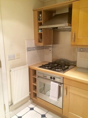 Apartamento, 2 quartos | Cozinha privada | Um frigorífico, um micro-ondas, um forno, uma placa de cozinha 