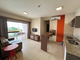 Apartamento Luxo II | Cozinha privada | Um micro-ondas, uma placa de cozinha, utensílios de cozinha 