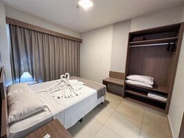 Apartamento Luxo I | Minibar, cortinas/cortinados opacos, quartos insonorizados