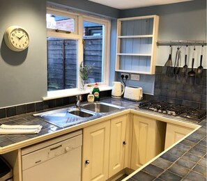 Casa, 2 quartos | Cozinha privada | Geladeira, micro-ondas, fogão, cooktop