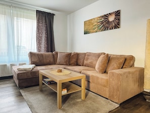 Apartamento, 1 quarto | Área de estar | TV de tela plana