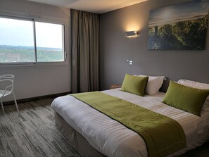 Quarto casal panorâmico | Cofres nos quartos, escrivaninha, cortinas blackout