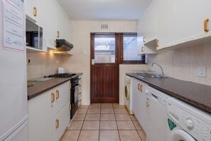 Villa Clássica | Cozinha privada | Um frigorífico, um micro-ondas, uma torradeira, utensílios de cozinha 