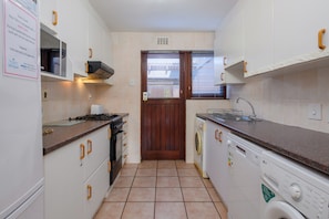 Villa Clássica | Cozinha privada | Um frigorífico, um micro-ondas, uma torradeira, utensílios de cozinha