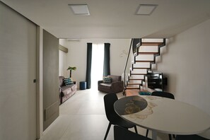 Suite Deluxe | Sala de estar | TV de ecrã plano 