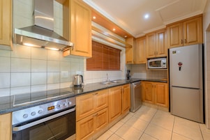 Casa premium, 5 quartos | Cozinha privada | Micro-ondas
