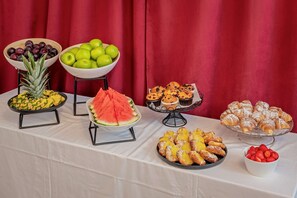 Café da manhã com buffet grátis todos os dias