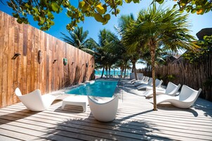 Piscina externa, espreguiçadeiras