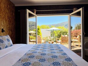 Quarto casal superior | Edredons de pluma, cofres nos quartos, escrivaninha, Wi-Fi de cortesia