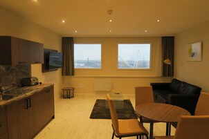 Apartamento Premium, 2 quartos | Sala de estar | Smart TV 