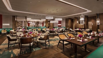 Pequenos-almoços, almoços, jantares servidos, cozinha internacional