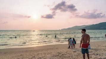 Na praia, praia de areia branca