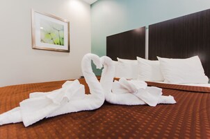 Edredons de pluma, escrivaninha, espaço de trabalho para notebook