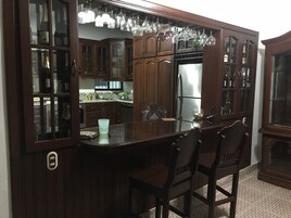 Um frigorífico, uma cafeteira/bule