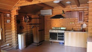 Bungalow, várias camas, acessível, kitchenette | Kitchenette privada | Um frigorífico, utensílios de cozinha 