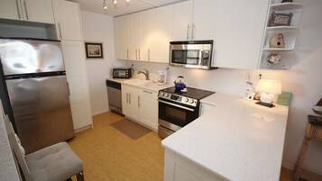 Apartamento | Cozinha privada | Um frigorífico, um forno, uma placa de cozinha, uma cafeteira/bule