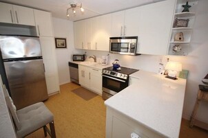 Apartamento | Cozinha privada | Um frigorífico, um forno, uma placa de cozinha, uma cafeteira/bule 