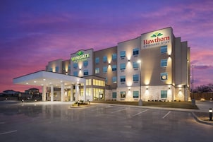 Hotel Hawthorn Extended Stay com design moderno, entrada coberta e estacionamento.