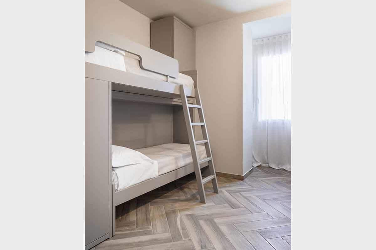 Apartamento Superior, 2 quartos, acessível, vista para o lago | 1 quarto, cofre no quarto, com decoração personalizada