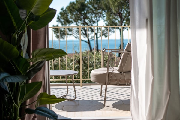 Apartamento superior, 2 quartos, acessível, vista para o lago | Cofres nos quartos, individualmente decorados