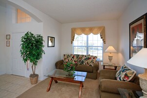 Casa de Luxo, 6 quartos, vista para o lago | Sala de estar | TV de ecrã plano 