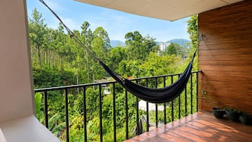 Suíte conforto, sacada, vista para a montanha | Área de estar