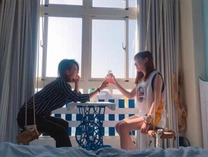 Escrivaninha, cortinas blackout, camas extras/dobráveis (sobretaxa)