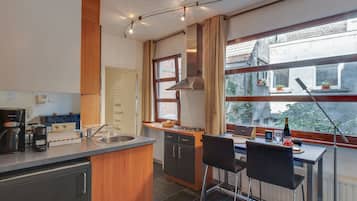 Apartamento Cidade | Cozinha privada | Um frigorífico, um micro-ondas, uma placa de cozinha