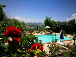 Piscina exterior sazonal, da(s) 7:30 à(s) 21:00, espreguiçadeiras 