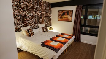 Quarto Duplo Superior | Secretária, cortinas/cortinados opacos, quartos insonorizados
