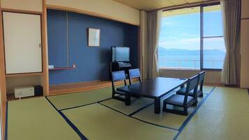 Quarto tradicional, vista para o mar (Japanese Style) | Cofres nos quartos