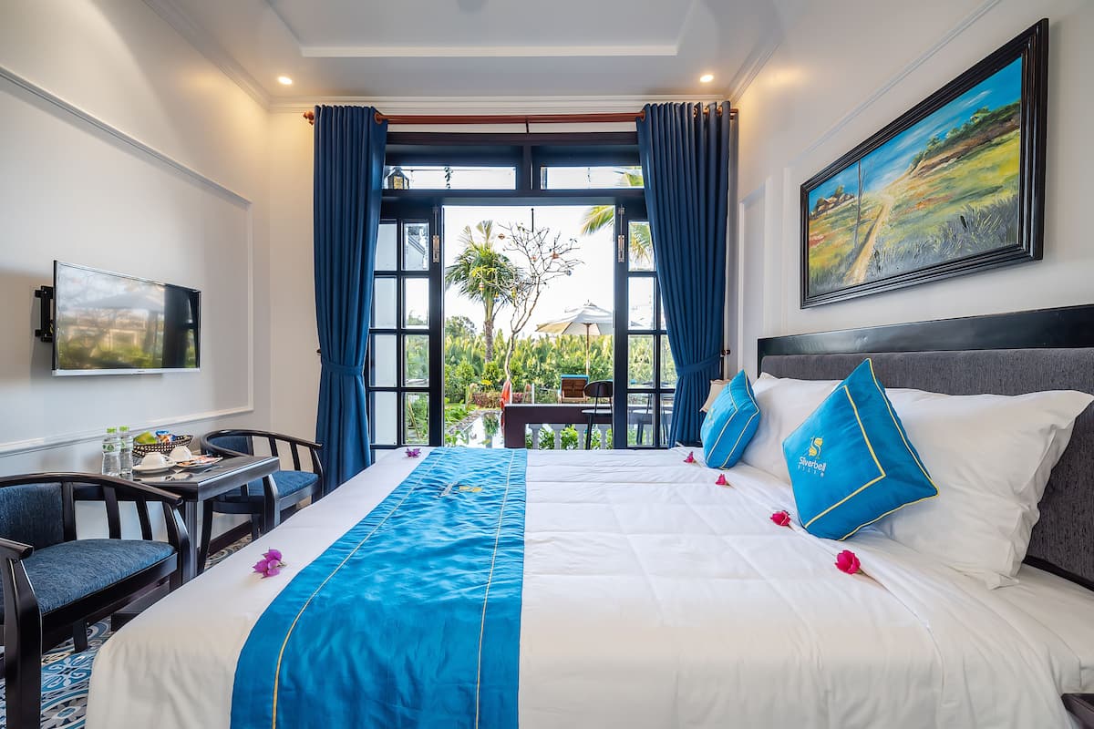 Quarto casal superior, 1 cama King | Frigobar, escrivaninha, espaço de trabalho para notebook
