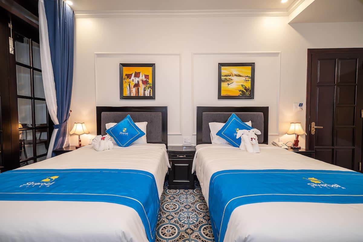 Quarto casal superior, 1 cama King | Frigobar, escrivaninha, espaço de trabalho para notebook