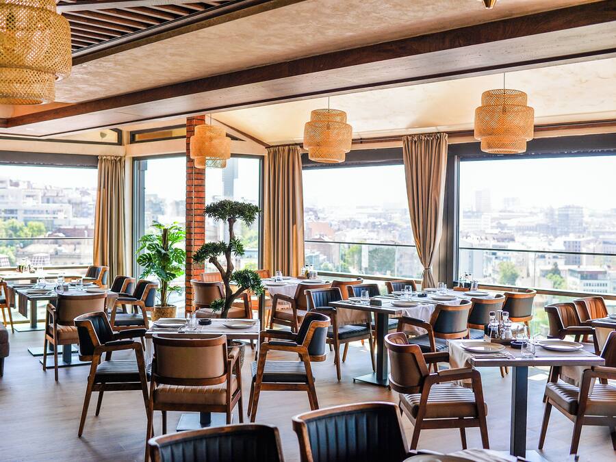 2 restaurantes, com serviço de almoço e jantar; local e internacional