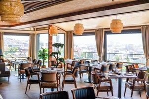 2 restaurantes, almoços servidos, cozinha local e internacional 